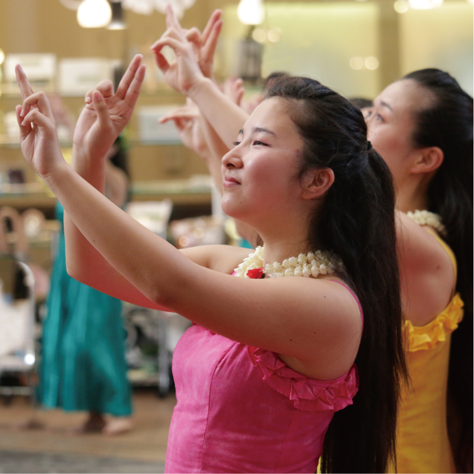 Halau Hula Kalakaua フラショー | PLAZA HOUSE SHOPPING CENTER